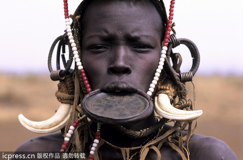 Femme avec plateau dans la bouche - Ceratospongian