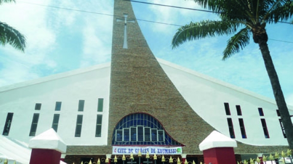 Dédicace de la ‘‘Cité de Grâces’’: Le Bishop Benjamin Boni appelle les ...