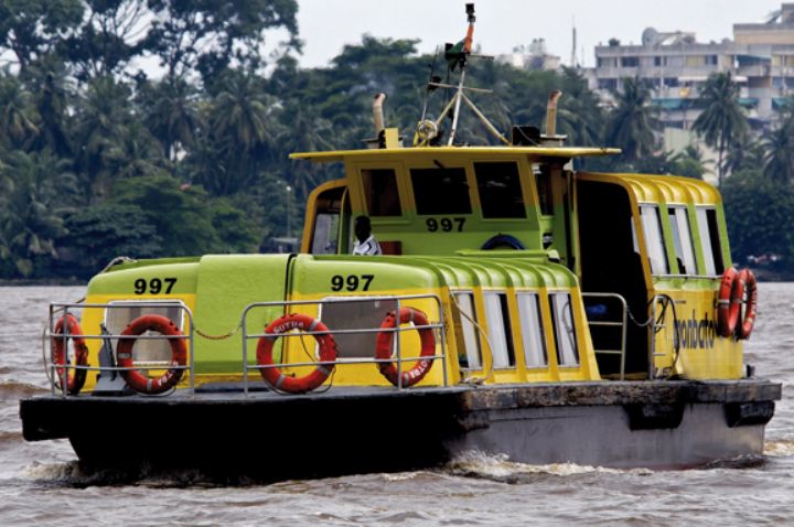 Un Bateau bus De La Sotra Prend Feu Au Quai Abidjan LeBabi Un Bateau bus De La Sotra Prend Feu Au Quai Abidjan LeBabi